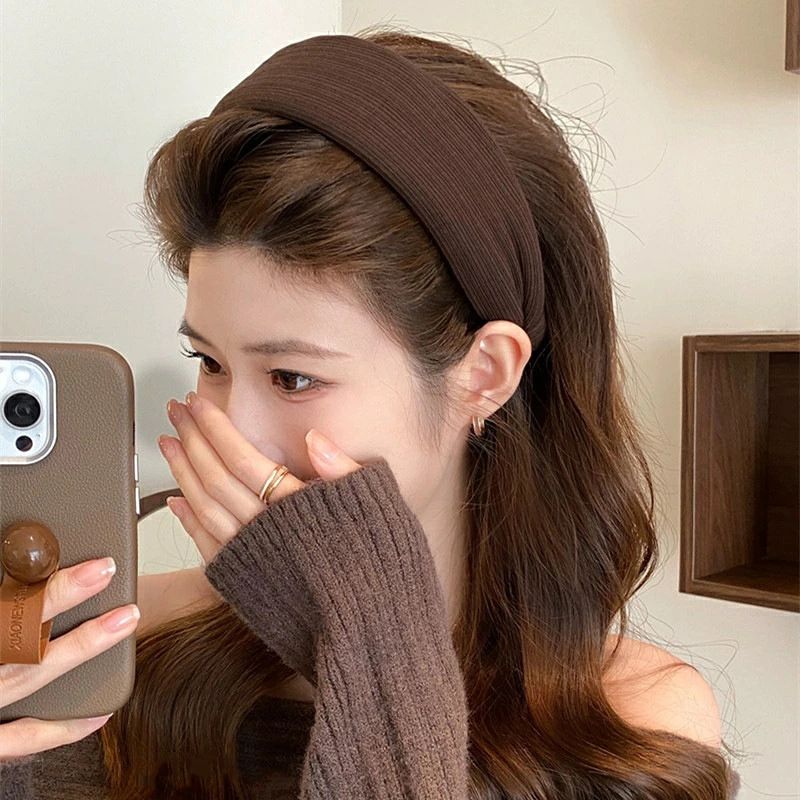 ■ この商品の特徴 ● 一点一点手編みの温もり：機械では出せない柔らかな風合いと、ハンドメイドならではの味わいをお届けします。 ● ワイドで高さのあるデザイン：しっかりと頭を包み込み、ずれにくく安定感抜群。顔周りをすっきり見せます。 ● 2...