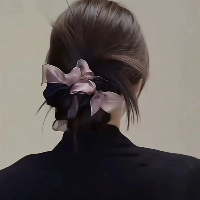 ■ この商品の特徴 ● 手作りの温かみ：職人が一つひとつ丁寧に編み上げた、機械生産にはない優しい風合いです。 ● ふんわりボリューム：オーガンジーの軽やかさと大ぶりな形状が、後頭部をふんわりと包み込み髪量を豊かに見せます。 ● トレンドの韓...