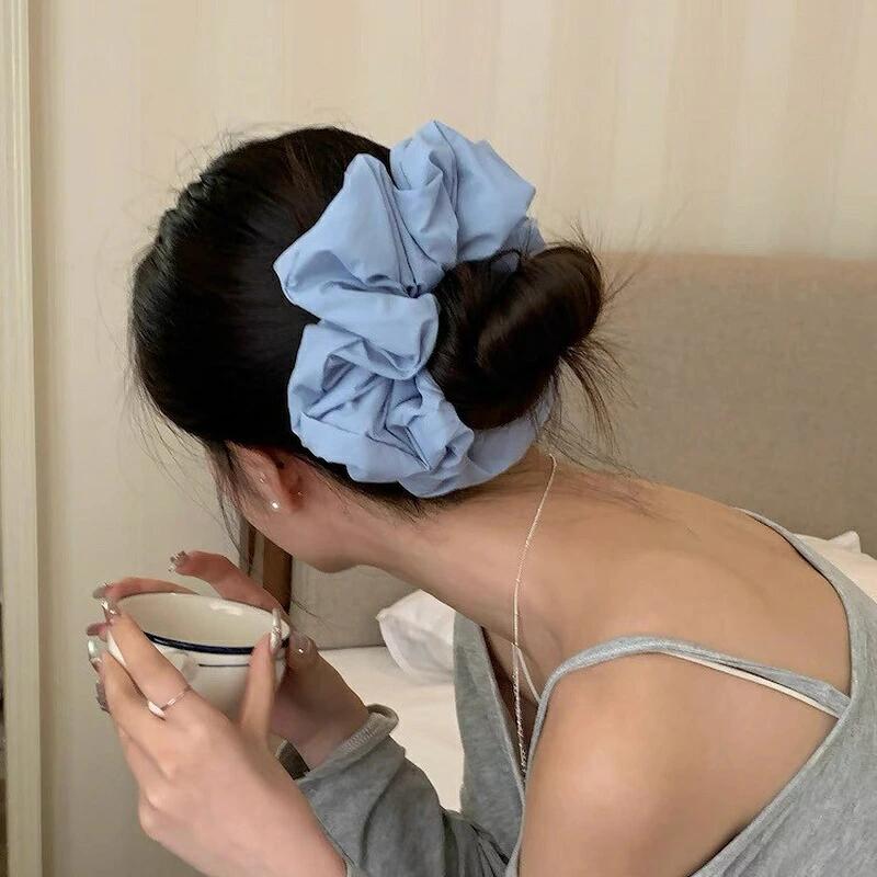 ■ この商品の特徴 ● トレンドのクリーム色：韓国で人気の上品で柔らかなクリーム色が、どんなコーディネートにも合わせやすく、大人かわいい印象を演出します。 ● ふんわりボリューム感：たっぷりとした布地と手作りならではのふんわりとした形状が、...