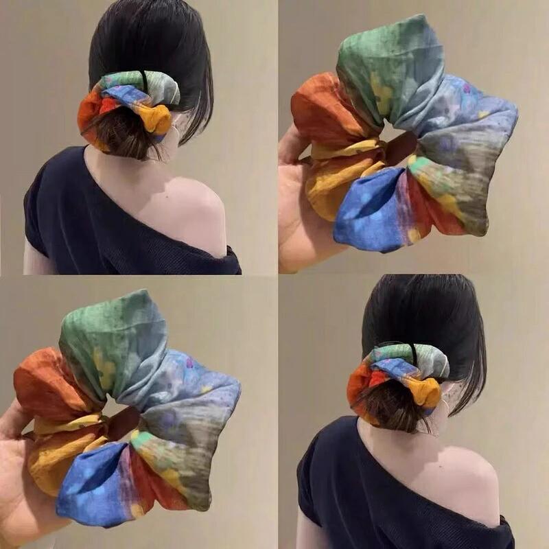 ■ この商品の特徴 ● ハンドメイドの温もり：一つ一つ手作業で仕上げられた、不規則なパッチワークが魅力のオリジナルデザインヘアゴムです。 ● ナチュラルな素材感：通気性が良くサラッとした肌触りのラミー（苧麻）素材を使用。夏の暑い日も涼やかで...
