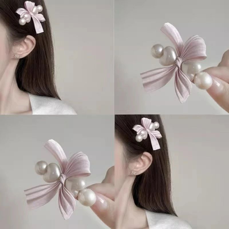 ■ この商品の特徴 ● ハンドメイドの温もり：一つ一つ手作業で丁寧に仕上げています。機械生産にはない味わいをお楽しみください。 ● 上品な小香風デザイン：フェイクパールとシフォンリボンの組み合わせが、大人のかわいらしさと洗練された印象を演出...