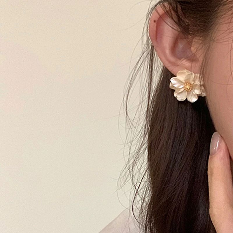 ■ この商品の特徴 ● シャネル風の上品な華やかさ：トレンドの小香風テイストと山茶花モチーフで、大人可愛い雰囲気を演出します。 ● 肌に優しい925銀針：金属アレルギーが気になる方も安心してご着用いただけます。 ● 軽量で着け心地抜群：華や...