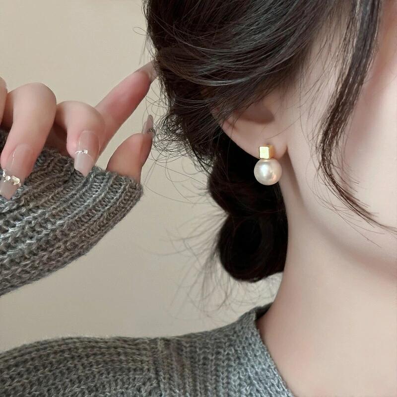 ■ この商品の特徴 ● トレンドの四角形パール：丸みを帯びた従来のパールとは異なる、モダンでシャープな印象を与えます。 ● 小香風の上品さ：シンプルながらも気品を感じさせるデザインで、大人の女性らしいおしゃれを叶えます。 ● 軽やかな着け心...