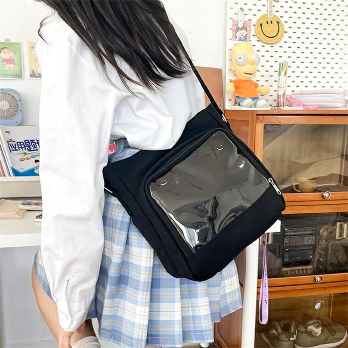 商品詳細 【カラー】 ☆ブラック☆ホワイト 【商品詳細】 ◆素材：塩化ビニル樹脂、ポリエステル ◆内容：推し入れ ぬいぐるみバッグ 【サイズ】 W7×D22×H17cm 【生産国】 ◆中国 【重量】 310g 注意事項 ★商品は、モニターに...