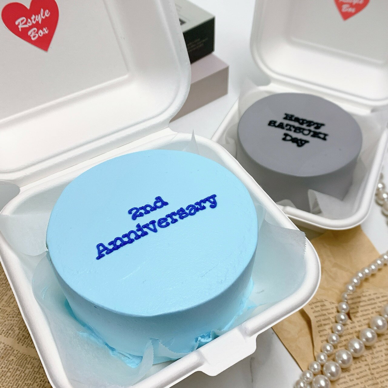 商品情報名称お好きなメッセージとカラーでお作りするランチボックスケーキ♪原材料名小麦粉、砂糖、バター、マーガリン、乾燥卵白、塩、卵、水飴、油脂加工食品、でん粉（遺伝子組み換えではない）、糊料（アラビアガム）、ブドウ糖イチゴマルチトール、レモ...