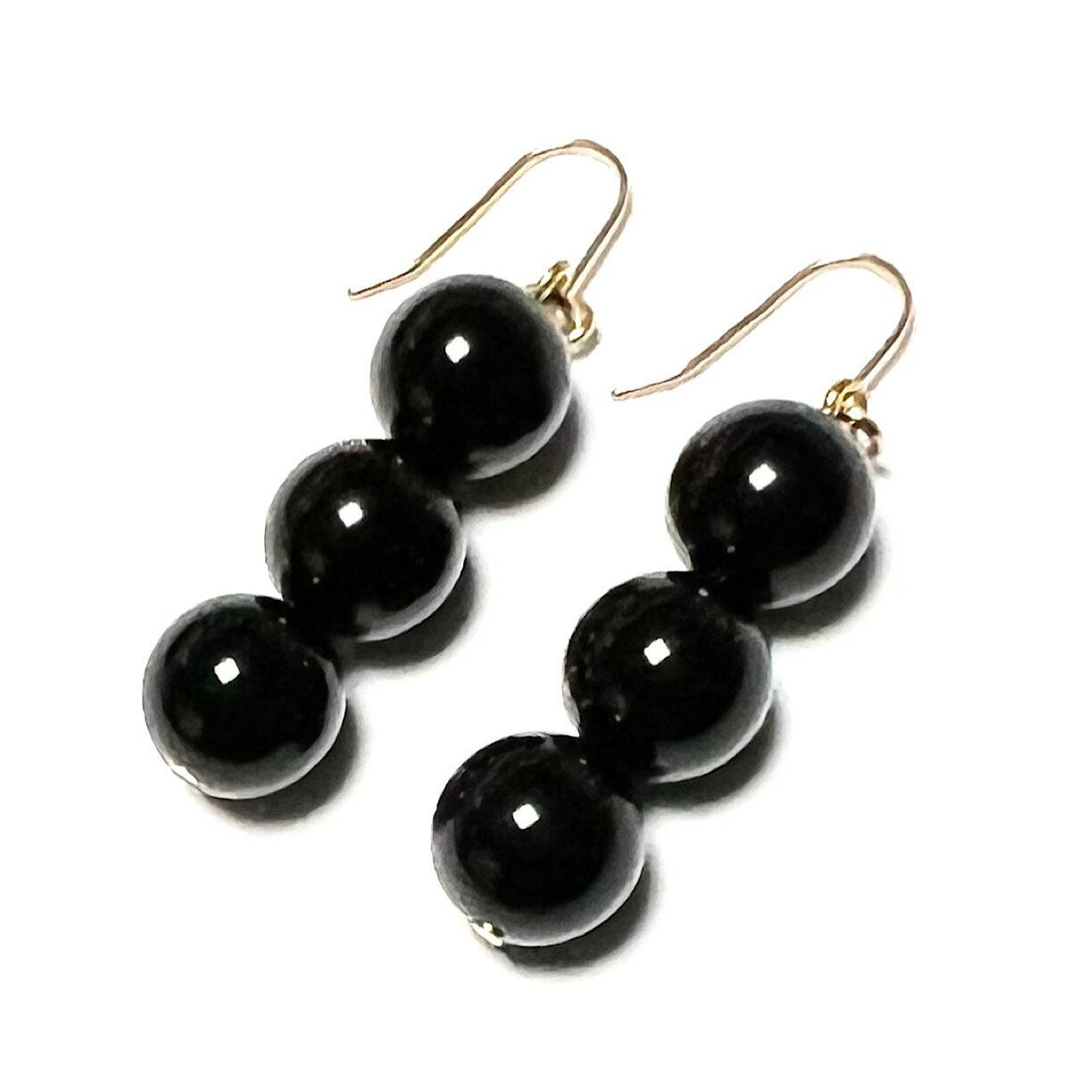 アクセスありがとうございます。 ★しっとりと輝く漆黒のオニキス 8mmを使用した、3連（トリプル）タイプのフックピアスです。 落ち着いたシックなブラックカラーが、耳元で優雅に揺れて、とても艶やかで魅力的なアクセサリーに仕上がっています。 ※...