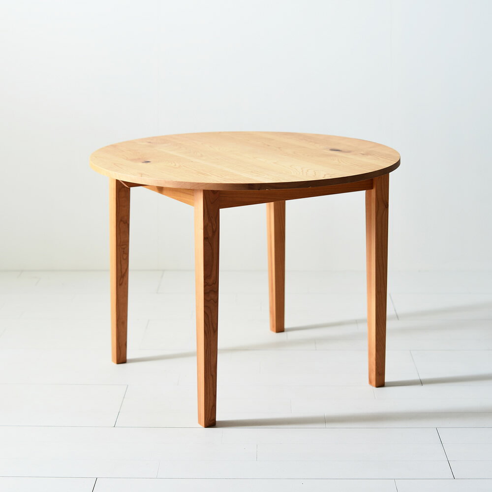 商品詳細 商品名 No.1ラウンドテーブル チェリー サイズ 外寸 ： 横幅90×奥行90×高さ70cm 天板厚 ： 2cm 脚の太さ ： テーパー脚/5×5cm 天板下 ： 高さ61cm 脚間 ： 50cm 素材 チェリー無垢材 塗装 ウ...