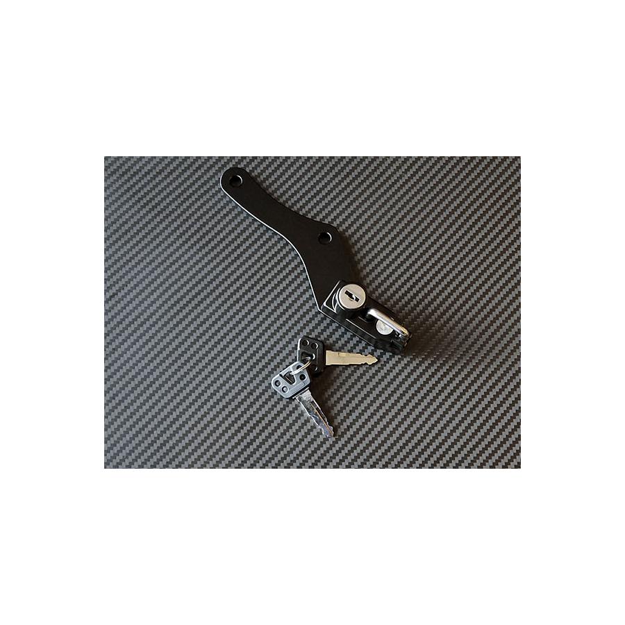 メーカー名：ベビーフェイスメーカー品番：009-LCBM6BKK1600用のヘルメットロックです。 ベースプレートはアルミ合金からの削り出しで、タンデムステップホルダーと共締めで取り付けます。 ベースおよびキーシリンダーのカラーはブラックで...