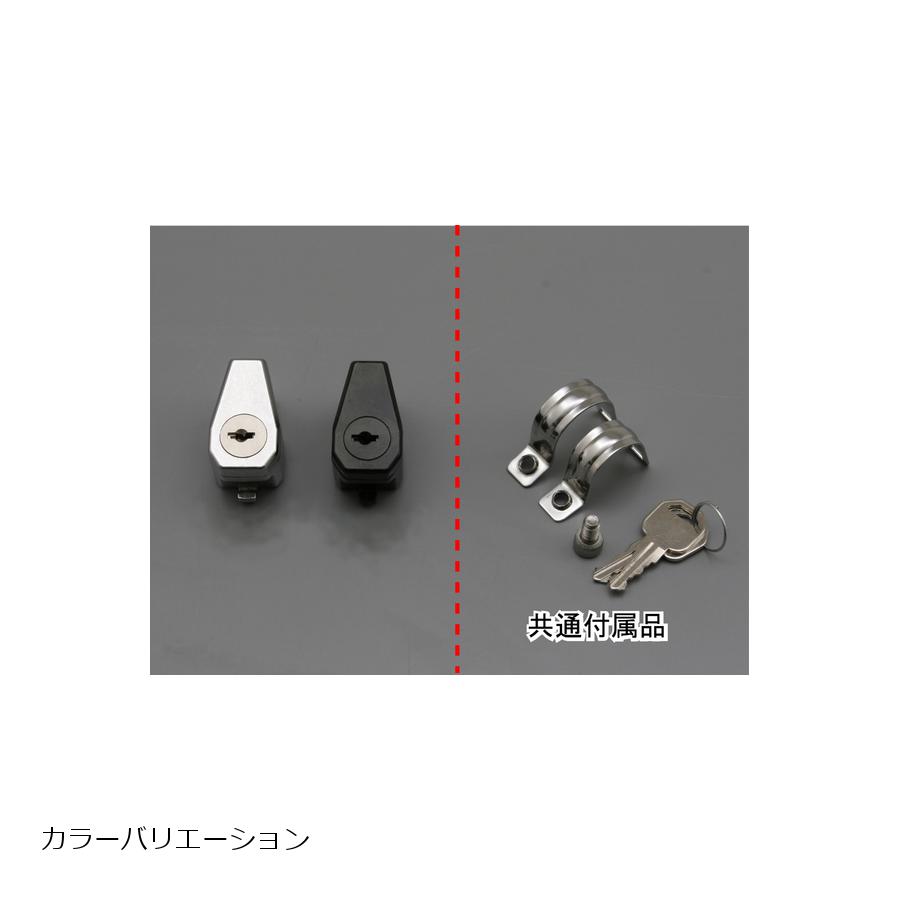 メーカー名：デイトナメーカー品番：75477純正ヘルメットロックがない車両や、バック等で使えない車両にオススメ。ステーは標準ハンドル用、インチハンドル用どちらも付属しているため、国産車からハーレー等幅広く使用可能。カラー：ブラック付属品：キ...