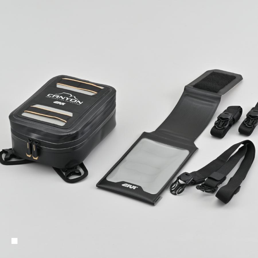 メーカー名：デイトナメーカー品番：63443車体に簡単に脱着できる防水タンクバッグ。着脱式スマートフォンホルダー付き。本体素材には耐水性と耐引裂性に優れた高強度840デニール生地を採用。ストラップベルトで固定するので、アドベンチャー系のタン...