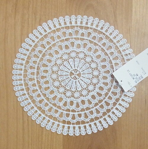 繊細なレースのテーブルセンターです。 小さめ20cmでサイドテーブルなどの小物や花瓶の敷物に最適です。 サイズ・20cm　円形 生産地：中国 素材：ポリエステル 【メール便利用商品です】 この商品のお届けはポスト投函のメール便利用となります...