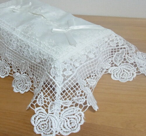 白く輝く生地に薔薇の花束が浮き上がり、 周りをホワイトローズで彩って仕上げた美しく上品なティッシュボックスカバーです。 サイズ・12x26x6Hcm（フリーザイズ：ゴム使用） 生産地：中国 素材：ポリエステル100% 【メール便利用商品です...