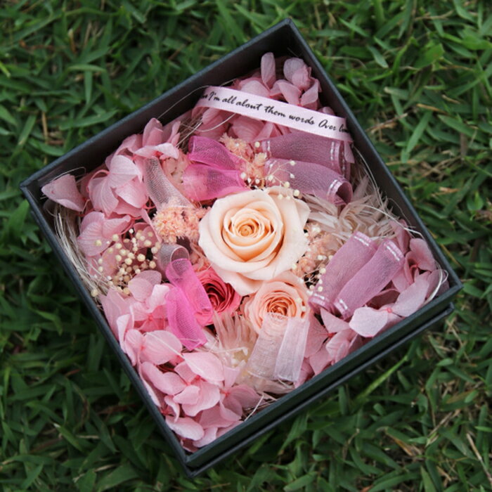 お洒落なBOXプリザーブドフラワーアレンジメント Rosa ピンクの可愛らしい色合いのBOXアレンジです。 Rosa　イタリア語で「ピンク色」の意味。 記念日や誕生日などにこのお洒落なBOXアレンジを贈られてはいかがですか？ ★メッセージカ...