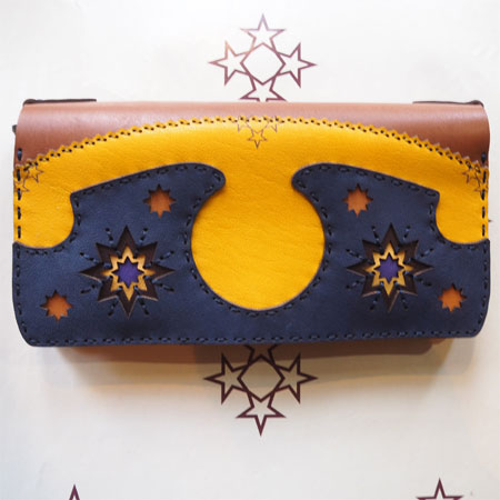 ■ミシン製法は使用せずオールハンドメイドでの生産をしているレザープロダクトブランド『ojaga design（オジャガ デザイン）』の2つ折りタイプのレザーウォレットです！ 人気のロングウォレットの外観はそのままに、内側の収納力をアップし新...