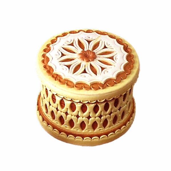 ケーキみたいな小物入れ、ベレスタ多重柄レズニー。 リングケースサイズの小物入れです。 素材：ベレスタ（白樺の皮） ロシアではベレスタは殺菌作用があると言われています。 ケーキみたいな小物入れ。 繊細なカット（切りこみ）がとてもきれいです。 ...