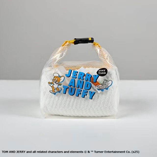 【商品名】 [くるくるバッグ] トムとジェリー スケートボードタイム 【仕様】 プリント 【サイズ】 約H24×W27×D12cm 【素材】 EVA樹脂 【生産地】 中国 【注意】こちらの商品は、他の通販サイトと在庫共有しているため、ごくま...