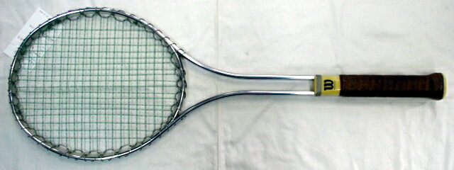 【商品名】 T2000（黒赤）【メーカー】 ウィルソン【グリップサイズ】 L2【重量（実測値）】 356g【程度】 B:少し傷あり【付属品】 ケース【商品No.】 D-4189※重量・フレックスに関しましては実測値となります。グリップのロゴ...