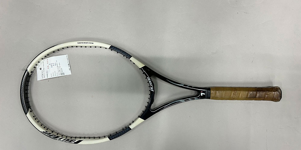 【商品名】 フォティーラブprzone【メーカー】 トアルソン【フェイスサイズ】 100平方インチ【フレーム長】 27インチ【推奨テンション】 50〜60lbs【定価】 35,000円【グリップサイズ】 3【重量（実測値）】 305g【フレ...