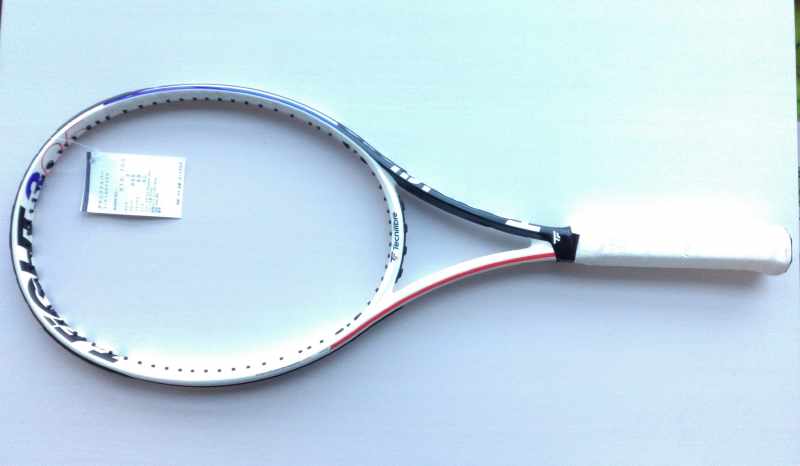 T-FIGHT rsシリーズのラケットは、一般的な四角いフレーム形状を独特な五角形に再設計。 ボールインパクト時の安定性と快適性を向上。 また、フレームとシャフトの接続形状を改善。 従来品と比べてスムーズな"しなり"を実現し、「反発性」・「...