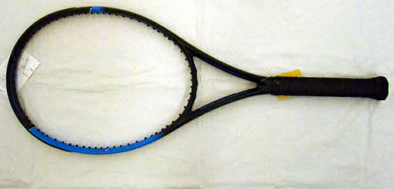 FXシリーズは、全力で思い切り振ってもコントロールが効くラケットを目指し開発しました。パワーがあっても飛びすぎてしまうラケットは、振り切ることができず、プレーヤーのストレスとなります。今回は、新形状のシャープなラウンド形状フレーム、グロメッ...