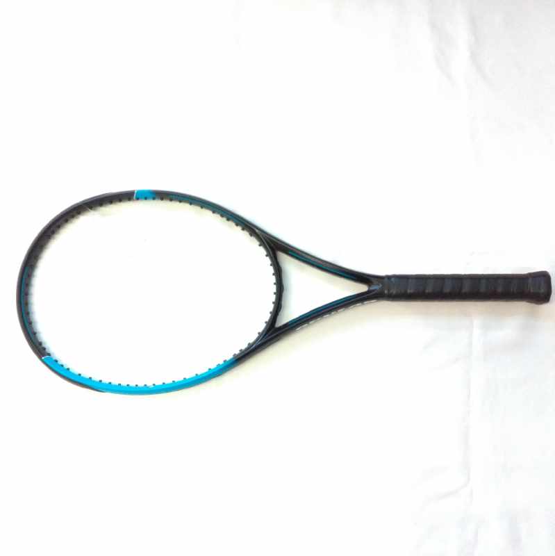 FXシリーズは、全力で思い切り振ってもコントロールが効くラケットを目指し開発しました。パワーがあっても飛びすぎてしまうラケットは、振り切ることができず、プレーヤーのストレスとなります。今回は、新形状のシャープなラウンド形状フレーム、グロメッ...