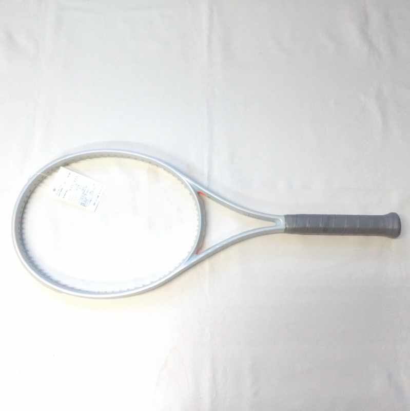 WILSON SHIFT 99 PRO（ウイルソン　シフト99 プロ） ・ヘッド先端のエッジ部のフラットサイズを拡大し、横方向への曲げやすさを向上。 ・スロートとヨーク間の距離を最適化。 ・シャフトの長さと形状を調整し、ねじれ安定性を損なわ...