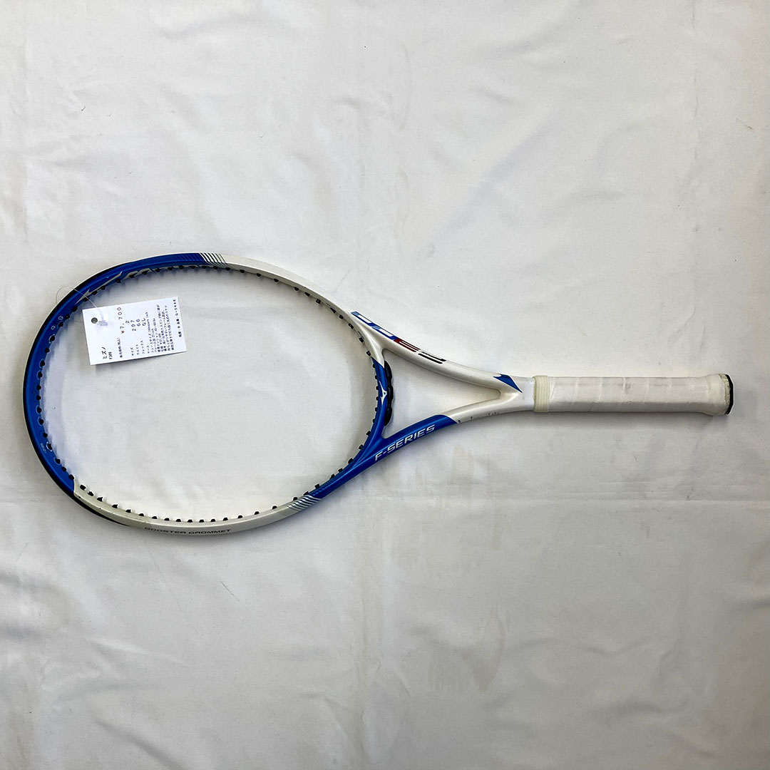 高い反発性とスイング時に球が持ち上がりやすいフレーム設計。 爽快な弾きで打ち抜く攻めのラケットFシリーズ。【商品名】 F300【メーカー】 ミズノ【フェイスサイズ】 100平方インチ【フレーム長】 27インチ【推奨テンション】 45〜60l...