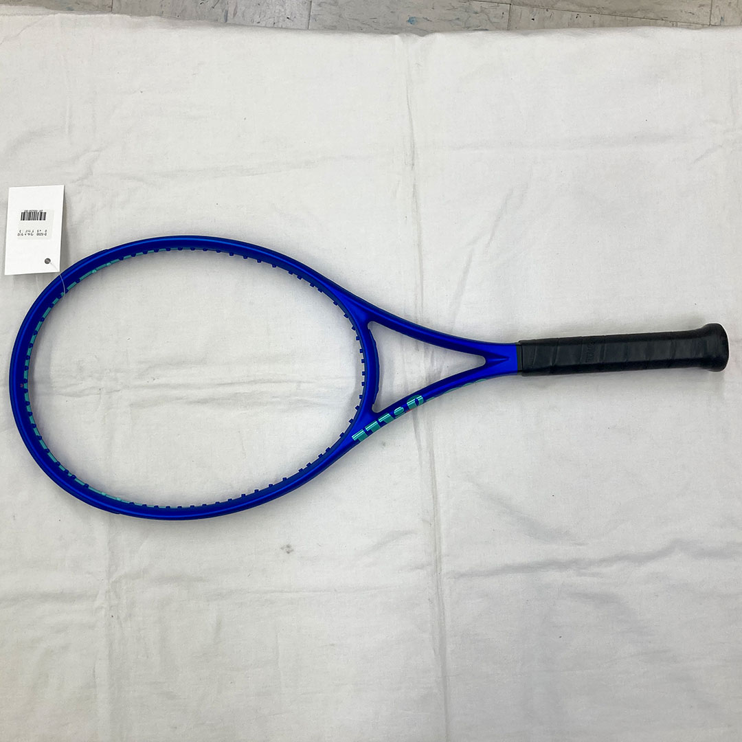 Wilsonのパワー系ラケットとして高い人気を誇るULTRAシリーズ、V5となり新登場。フレーム設計、カーボン構造等に改良を加え、前作同様のパワーと球持ち感の良さを維持。一方でフレームのしなりを強くすることで回転、コントロールもしやすくアッ...