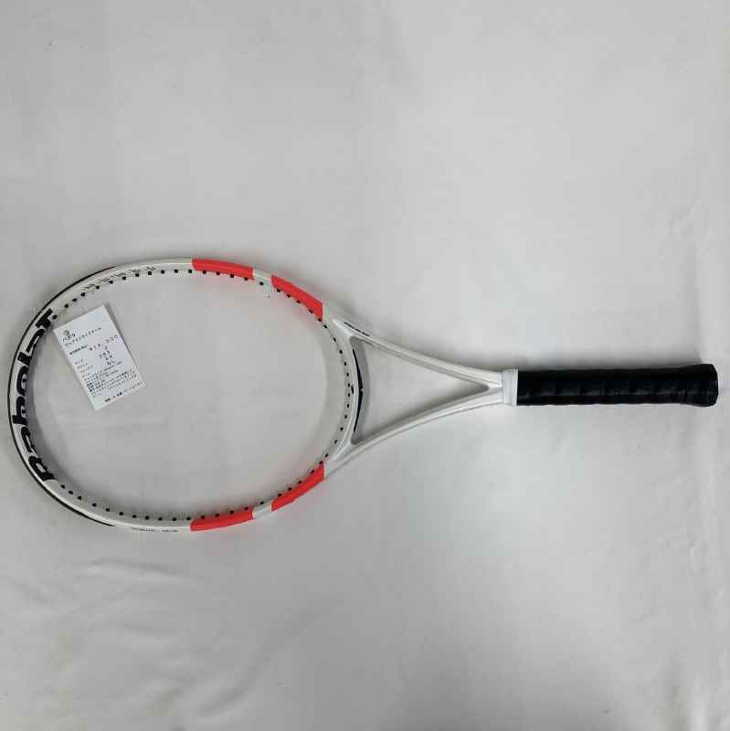 従来のコントロールを重視したタイトなストリングパターンをアップデート。 ラケットとストリングが相互に作用するウーファーとの相乗効果で、ボールの接触時間が増加し、打球感も向上。【商品名】 ピュアストライクチーム【メーカー】 バボラ【フェイスサ...