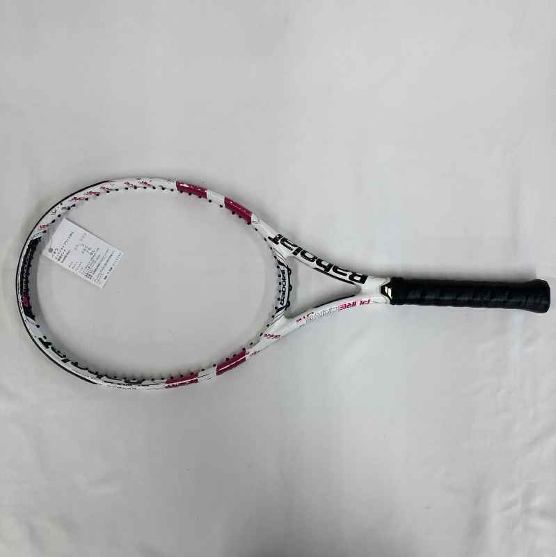 当時限定発売されたピンクカラー。 ベースのモデルは人気の2012年版ピュアドライブ。 ベースのモデルは突然ブラックになり話題になりました。【商品名】 ピュアドライブライト2012　限定ピンク【メーカー】 バボラ【フェイスサイズ】 100平方...