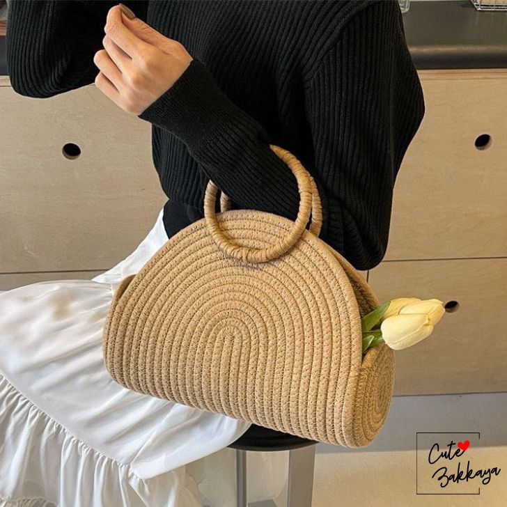 シーンを選ばない多用途性通勤、ショッピング、旅行、ピクニックなど、あらゆるシーンで活躍。普段使いはもちろん、リゾートスタイルにもぴったりです。収納力抜群！見た目以上にたっぷり入る広めのオープンデザインで、財布、スマホ、ポーチ、折りたたみ傘な...