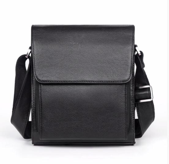 採寸は下記通りです。 サイズ：25.5*22*8cm ■素材：牛革 ■生地備考　 　【透け感】なし　　　【生地の厚さ】普通　　　【伸縮性】なし ■生産国　　中国製 ■注意事項 ※寸法は商品を平置きにし、外側から採寸したサイズです。メジャーで...