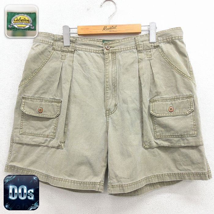 商品紹介Cabela'sの00年代ブッシュショーツが入荷しました。実寸W38のゆったりウエストと股下16cmのショート丈で、夏のアウトドアやタウンユースに活躍する一着です。薄緑のナチュラルなカラーリングは、Tシャツやポロシャツと好相性。古着...