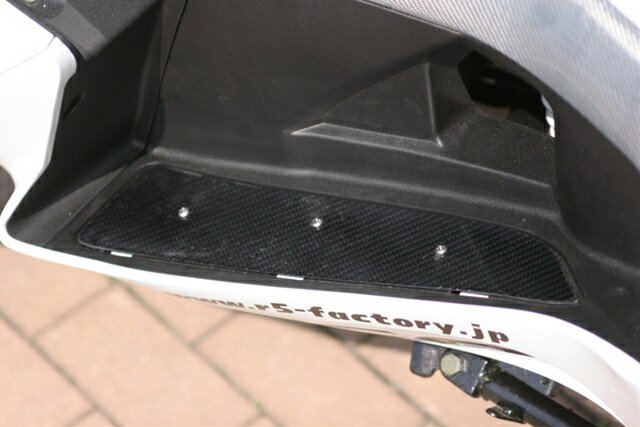 カーボン製、ステップボードです。取付けはボルトオンで装着出来ます。価格は左右セットです。商品はクリアゲル仕上げとなっております。経年劣化が気になる方は、クリア塗装を特価で承ります。詳細は直接ご相談下さい。その他、カラーカーボン仕上げ(平織り...