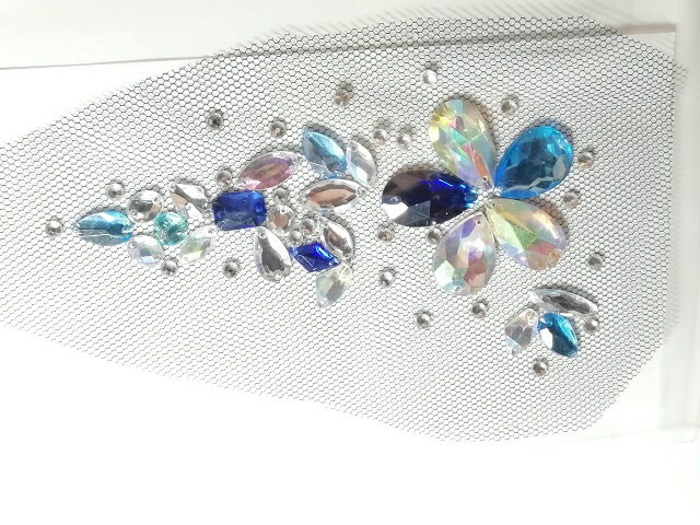 商品説明商品説明全長22cm ×6.5cm 色オーロラストーンガラスストーン　他注意◦石の種類・並びが若干異なる場合がございます。ご了承ください。 ◦商品の撮影の際、実際の色味がでるように十分配慮しておりますが、パソ...