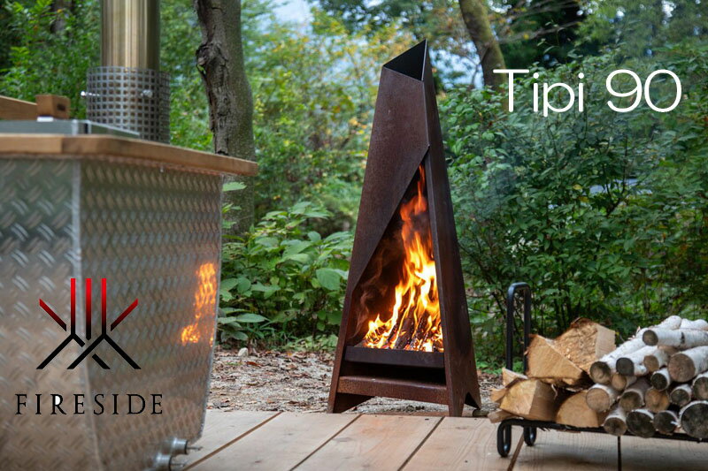 ●鉄と炎が織りなす薪火遊びの世界 Tipi（ティピ）は錆びた鉄の味わいを楽しむアウトドアファイヤープレイスです。 折り紙を思わせる直線的な造形は、東洋的な洗練された美しさ。 煙突効果のある三角錐の形状が煙を上へと送り、快適に焚火を楽しめます...