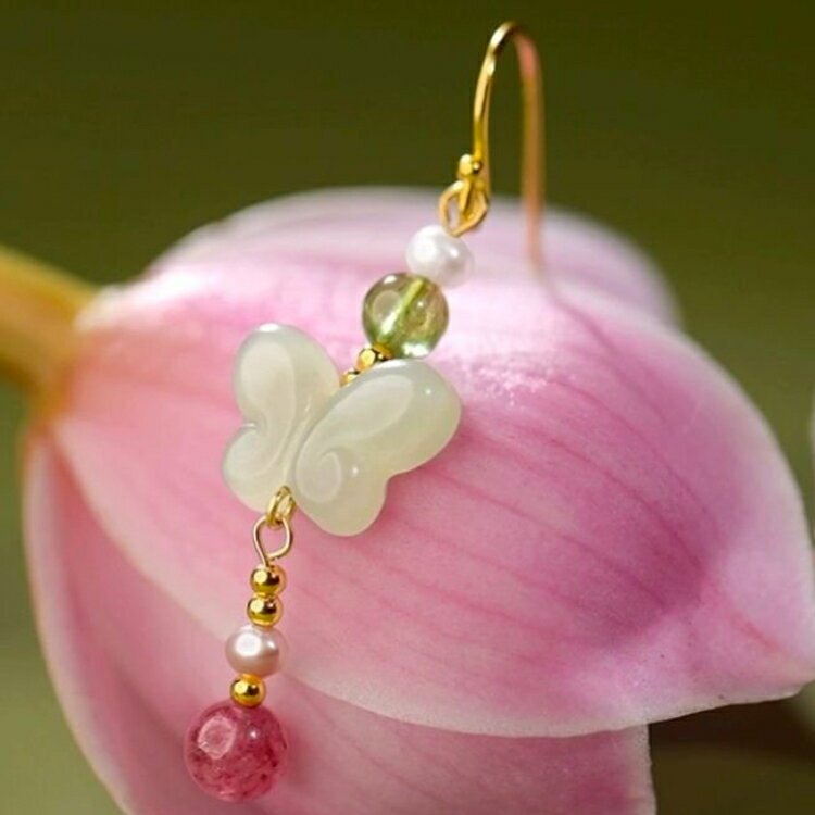 商品説明 ●カラー ゴールドベース グリーンモチーフ ●サイズ 全長56mm 最大幅14.3mm 20G ●素材 合金 ●注意 両耳用2ピース（1ペア）の販売となります。 当店では通常ファッションピアスはシリコンのピアスキャッチのみ付属しま...