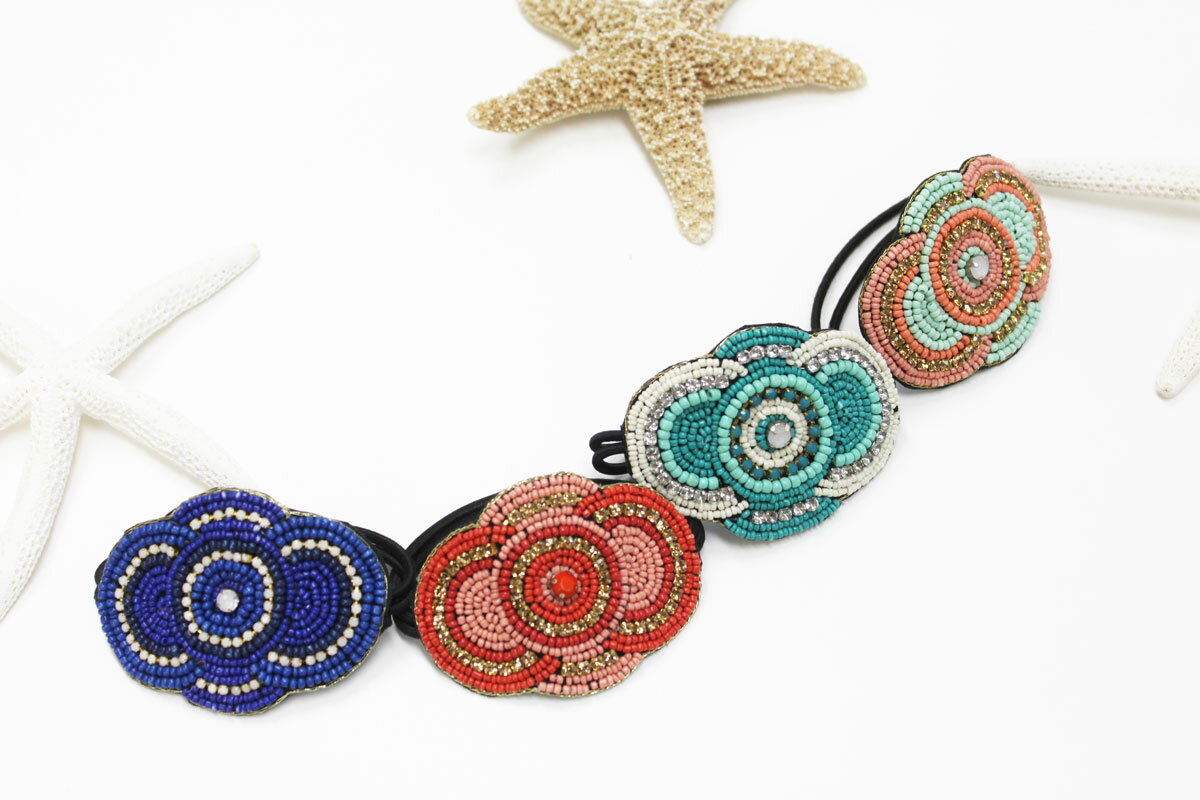 Tippi ヘアゴム　Bohe03　 ビーズがふんだんに使われているBoheシリーズ。 ブレスレットとして腕にしても、ヘアゴムとしてもお使い頂けます。 サイズφ60mm 材質：ゴム・プラステックビーズ 注：ゴム部分が大変かたい為、ゴム部分の...