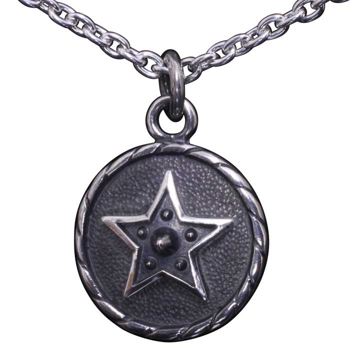 ギフト対応 DETAIL ■SIZE 長さ約33mm　最大幅約23mm ■素材 シルバー950 ■付属品 桐箱 あずきチェーン 線型0.8mm 長さ50cm（画像で使用タイプ） TARGET ・Men's PRODUCT ラウンド型のフチを...