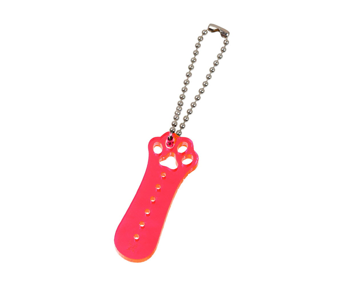 ■商品説明CAMEO CAT SWIPE■仕様・素材　アクリル・サイズ（約）　長さ×幅(約)＝50×5mm（チェーン含まず）・収納概要　チップ6本■商品について「猫パンチ」をイメージした、ミニマムなチップホルダー。瞬時にチップ交換が可能で、...