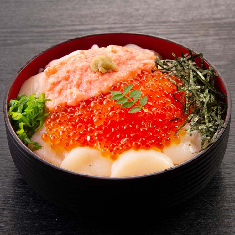 北海道産のほたて貝柱・鮭とろ・いくら醤油漬を詰合せました。手巻き寿司や丼ぶりなどにおすすめです。※リニューアルに伴い、パッケージ・内容等予告なく変更する場合がございます。予めご了承ください。●規格いくら醤油漬　100g×1鮭とろ　120g×...