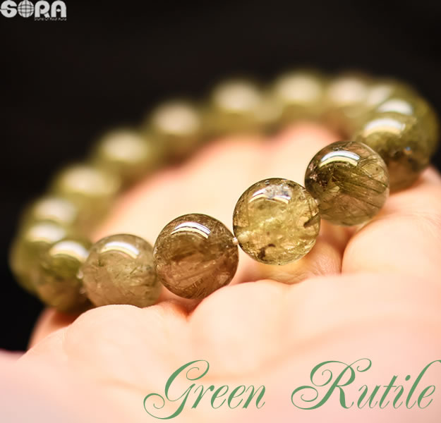 【限定1点モノ】希少なグリーンルチルクォーツのブレスレット 深みのあるグリーンの内包物｜自然が生んだ奇跡の色彩｜精神の安定と癒しに まるで森の中を思わせるような、落ち着きのあるグリーンの輝き。 このグリーンカラーは、内包された針状鉱物に**...