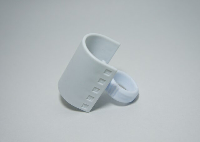 指輪型になっています。 指に装着してお使いください。 シートタイプのラッシュが4列装着できます。 【特徴】 ・指にはめて使うことにより死角が少なくなります。 ・ドーム型になっているので、毛先にかけて扇状に広がるのでラッシュが見やすく掴みやすい。