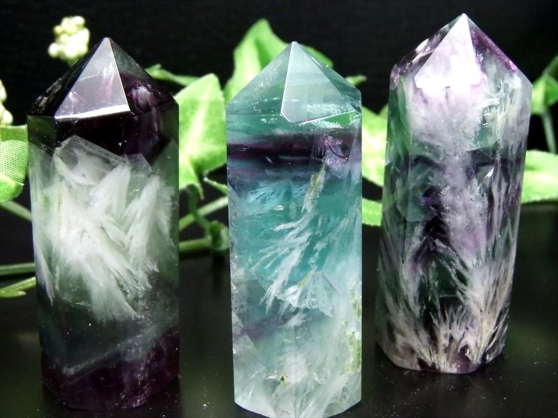 サイズ・重さなど 30g-40g、高さ45mm-50mmの1個売り。 産地・原産国 アメリカ産 グレードなど - 名称など エンジェルフェザーインフローライト【蛍石】 商品説明 エンジェルフェザーインフローライトのポイント置物が入荷いたしま...