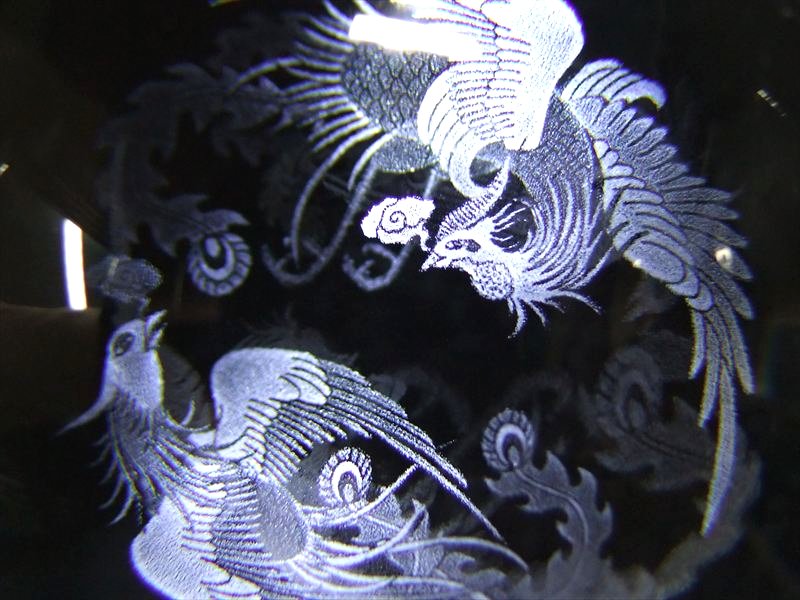 サイズ・重さなど 直径約80mm、台座付き。 素材 人工水晶 商品説明 こちらは人工水晶製の丸玉内にレーザー彫刻にて細部まで彫りこまれた2羽の鳳凰の丸玉置物です。 鳳凰(ほうおう)は、平安・調和をもたらすといわれており、女性の場合、良縁に巡...