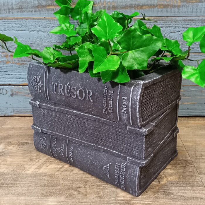 幅26×奥行18×全高19センチ 内寸 口幅21×奥行13×深さ18センチ 底穴あり グラスファイバー製 古書をモチーフにした シックなファイバーポット デザイン性と割れ難い耐久性をもつ おしゃれなグラスファイバーポット 製造過程での型筋や...