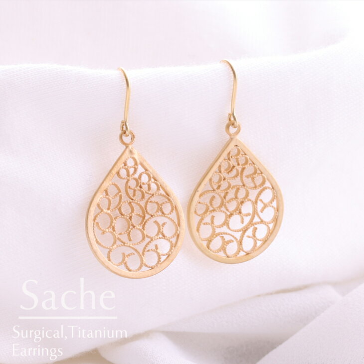 金属アレルギー対応ピアス専門店 ■SPEC重さ：片側約0.85g ピアス金具：サージカルステンレスフック、純チタンフック、イヤリングサイズ：雫モチーフ約2cm 1.6cm、全長約3.2cm（金具含む）規格：サージカルステンレス、ブラス、純チ...