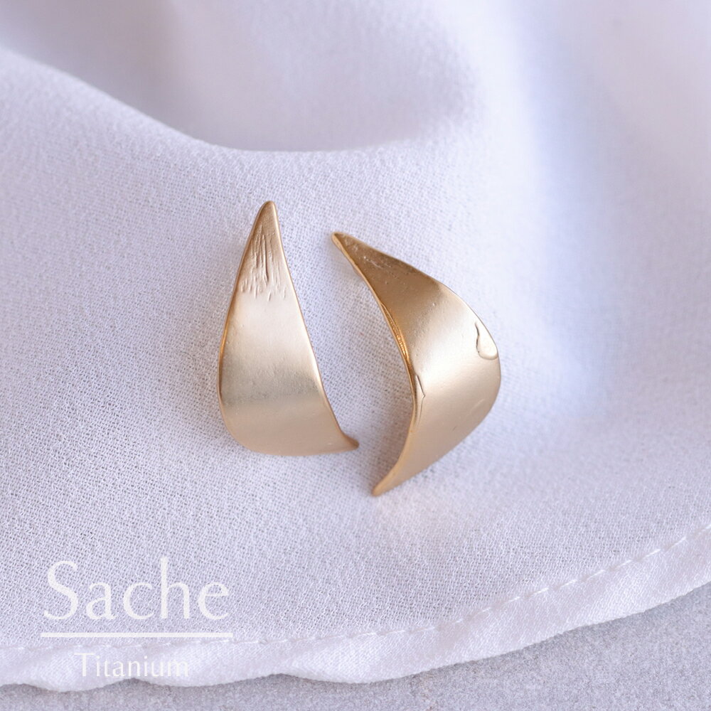 SelmaSelma（セルマ）純チタンポスト｜マットゴールドピアス光をふんわり受け止める、マットゴールドピアス「Selma（セルマ）」。リーフのようなメタルが描くなめらかな曲線が、耳元にさりげない品を添えます。ポストは純チタンを採用し、金属...