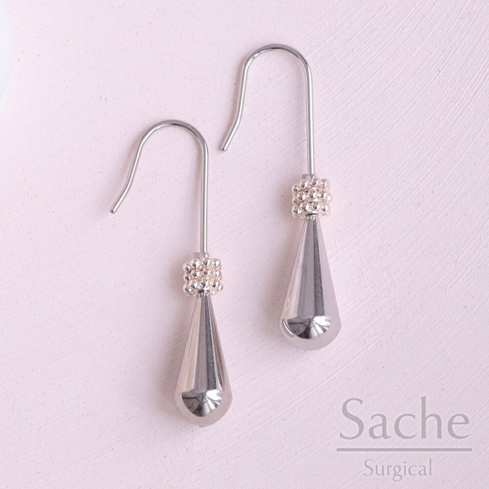 金属アレルギー対応ピアス専門店LumiLumi ― 澄んだしずくが揺れる、上品ミニマルピアス澄んだしずくを思わせるメタリックドロップが耳元で静かに揺れ、落ち着いた輝きを添える上品なピアス。磨き上げられた滑らかな質感が光をやさしく反射し、シン...