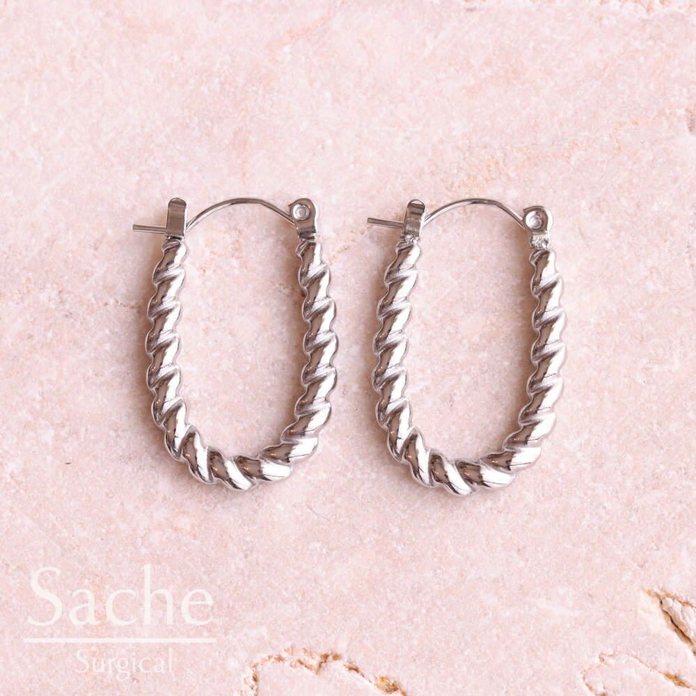 金属アレルギー対応ピアス専門店Petra耳元をさりげなく彩るフープピアス「Petra（ペトラ）」。オールサージカルステンレス製でつくられているため、金属アレルギーをお持ちの方でも安心して毎日身につけられるアイテムです。ねじれを加えた立体感の...